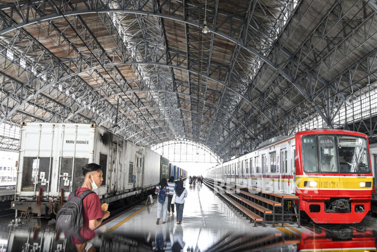 Genangan surut, layanan Commuter Line Cikarang dan Tanjung Priok normal ...