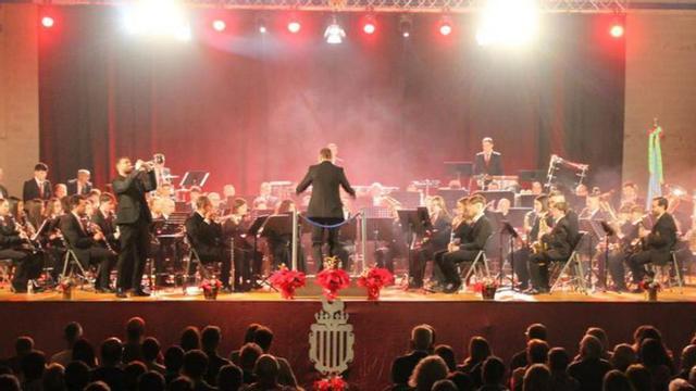 Rubén Simeó brilla junto a la banda