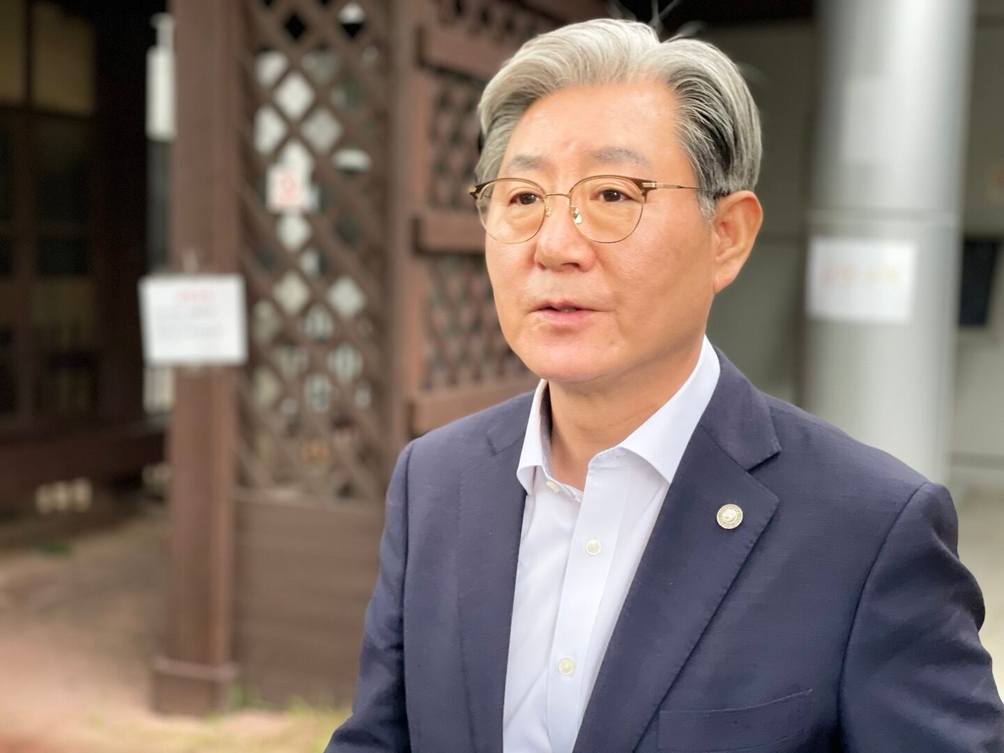 Uiryeong mayor keeps position as appeal cuts sentence to fine