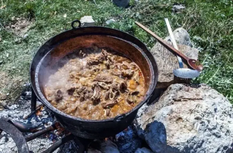 Da scarto a tesoro. Che cos’è la pecora alla cottora, il piatto dei ...