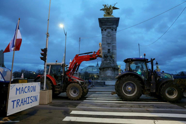 Tractors in Paris to protest EU's trade deal with S America