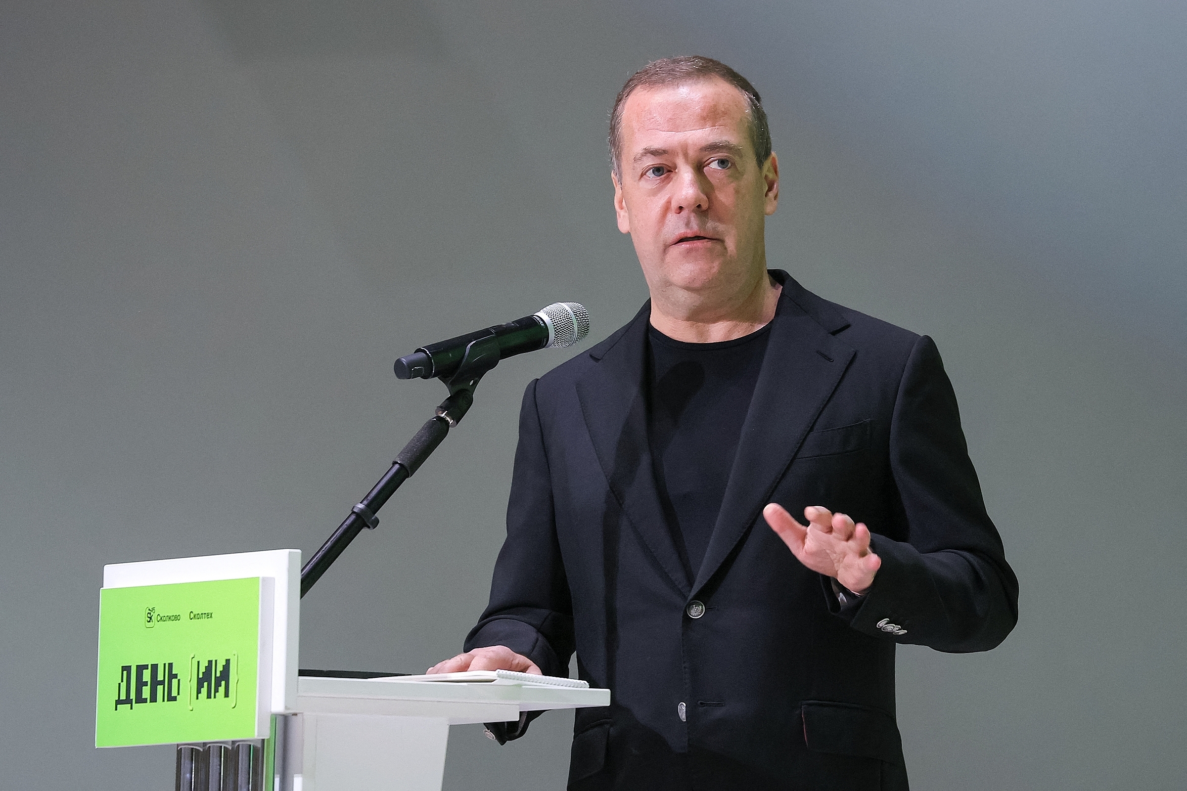 Ông Medvedev nêu kịch bản Greenland sáp nhập vào Nga