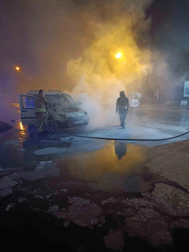 İskenderun’da seyir halindeki araç alevlere teslim oldu