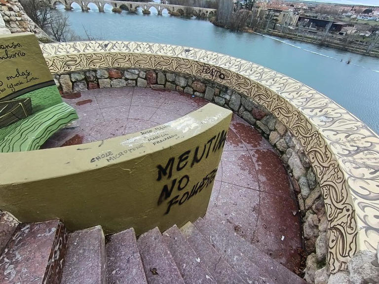 Mural de Lorca en Zamora: pim pam pum de pintadas homófobas y machistas
