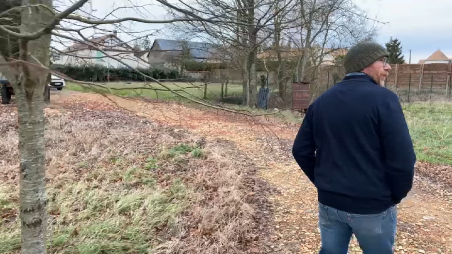 « Plus personne ne me parle »: il veut agrandir son poulailler, un ...