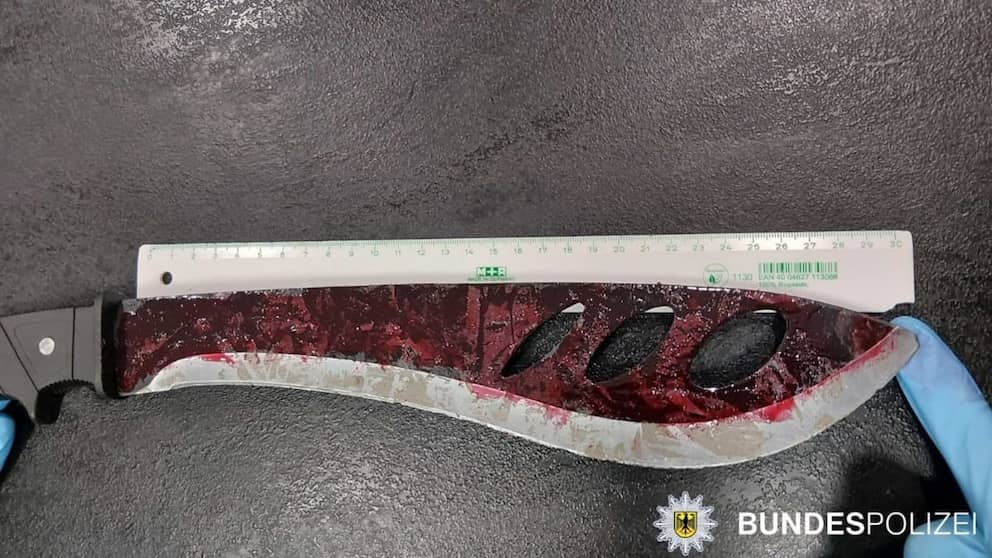 Fahrgast hat blutverschmierte Machete im ICE dabei