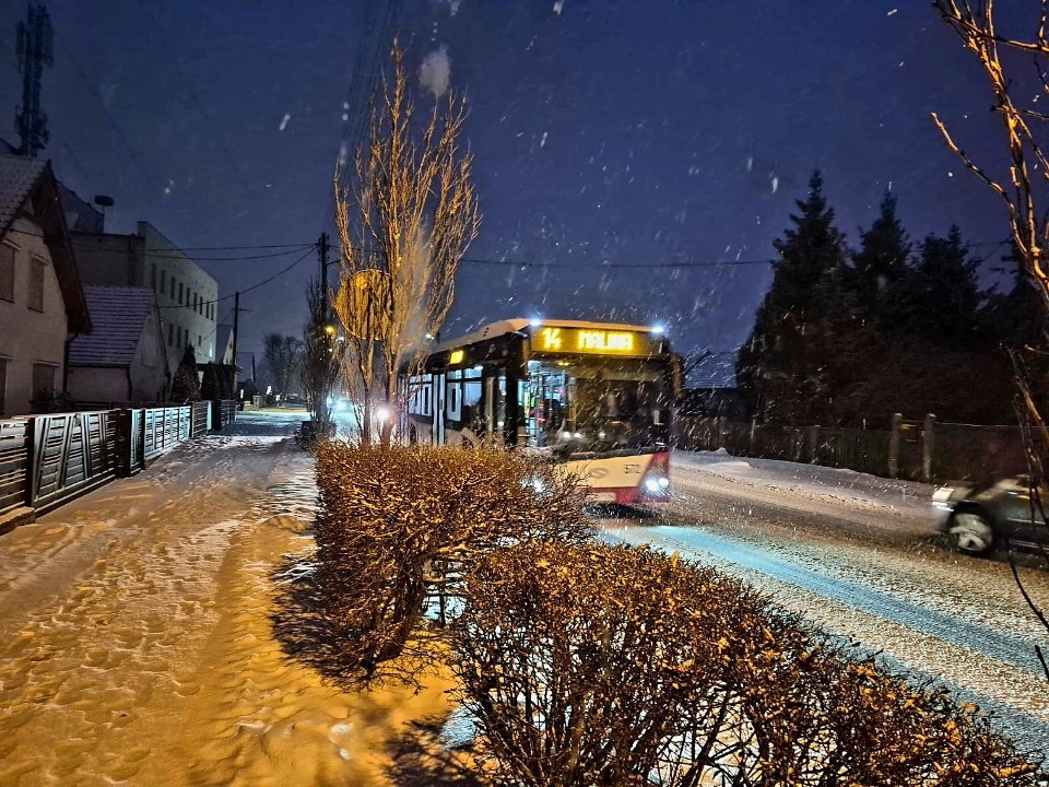 Atak zimy w Opolu i regionie. Autobus MZK zderzył się z osobówką
