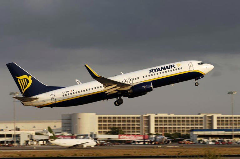 Ryanair pilot issues stern warning to two passengers after 'totally ...