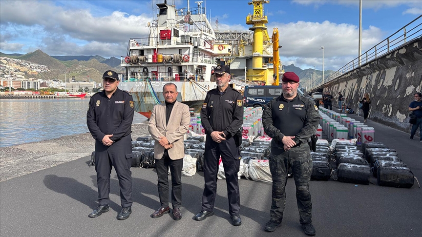 İspanyol polisi, Atlantik Okyanusu'ndaki ticari gemide yaklaşık 10 ton ...