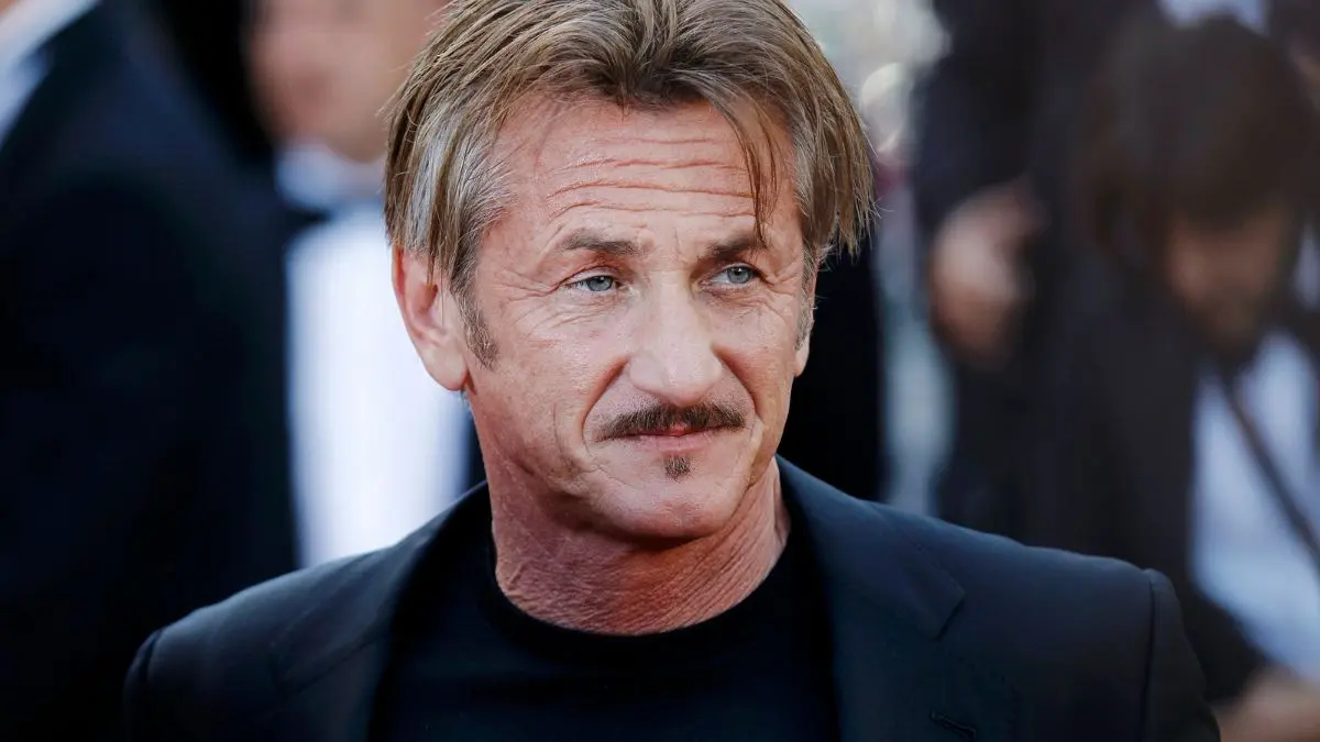 Sean Penn sparks controversy after smoking during Golden Globes ceremony