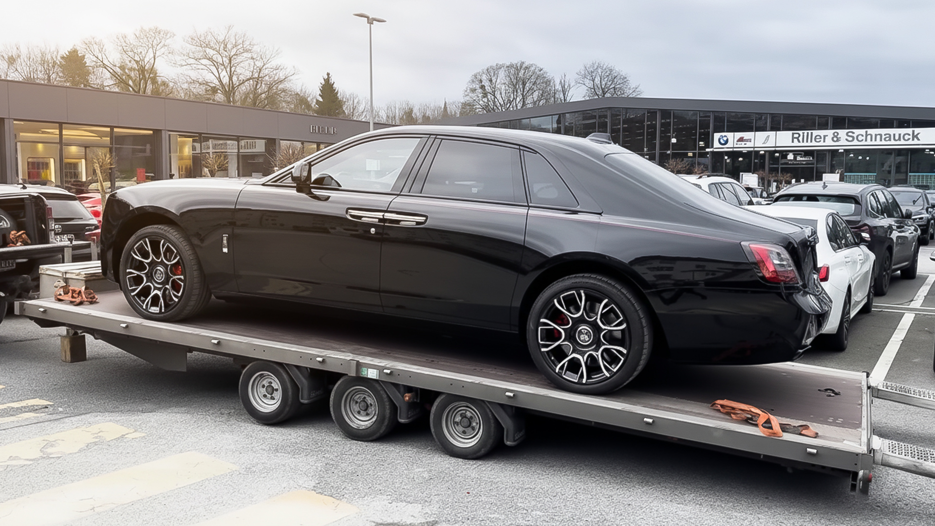 Was macht den Rolls-Royce Ghost Black Badge besonders?