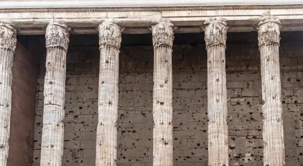 Roma, la storia di Vibia Sabina dietro il Tempio di Adriano: amori e ...