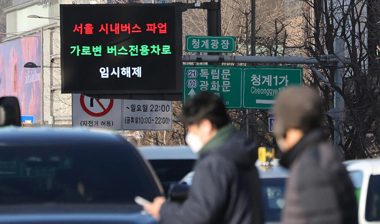 Seoul bus strike sparks chaos, subway overcrowding