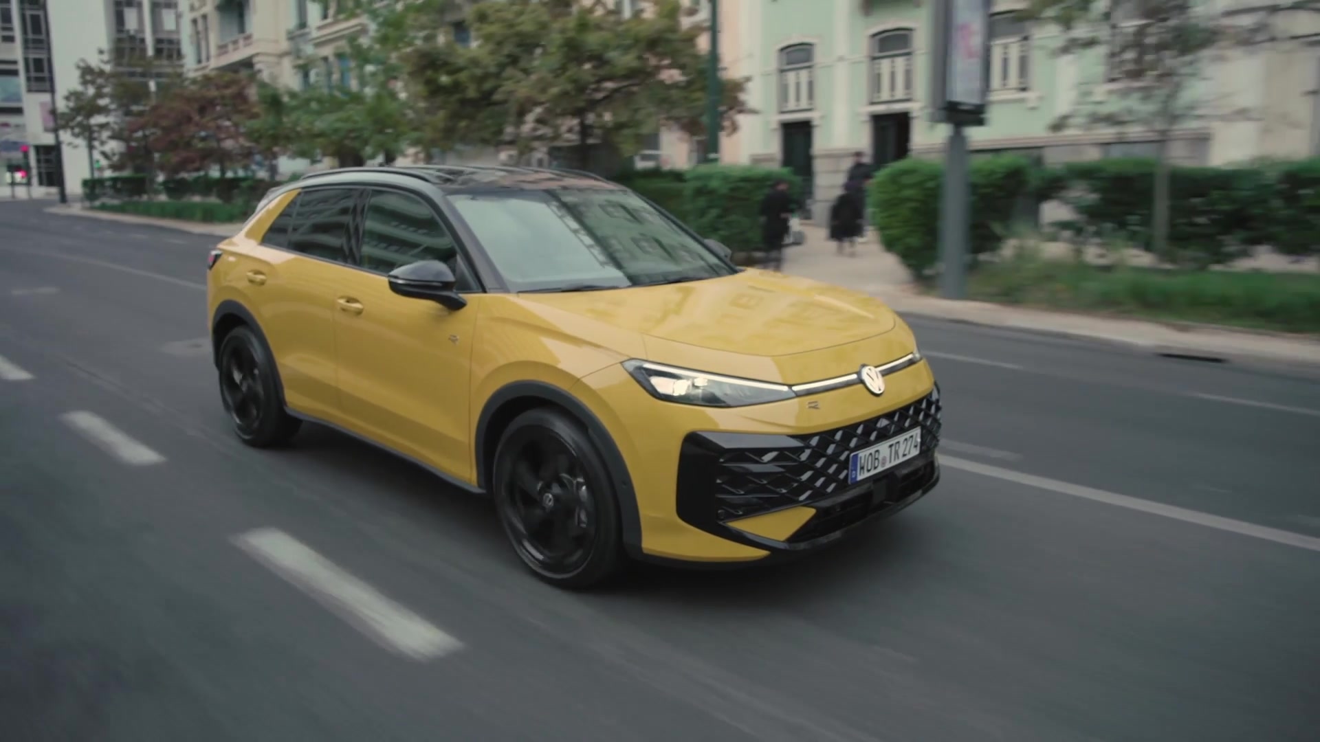 The new Volkswagen T-Roc in Canary yellow driving video