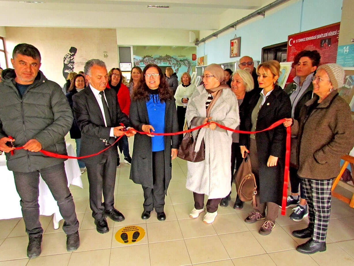 Çeşme Halk Eğitim Merkezi’nde yeni yılın ilk sergisi açıldı