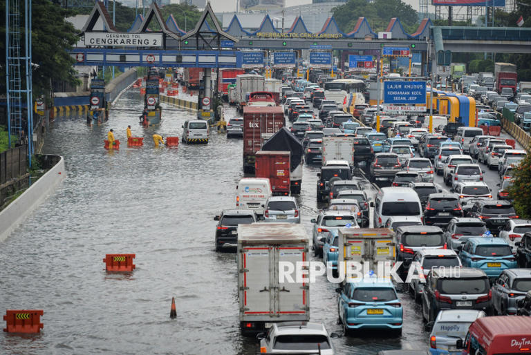 Tol Sedyatmo tergenang, Jasa Marga operasikan tujuh pompa air