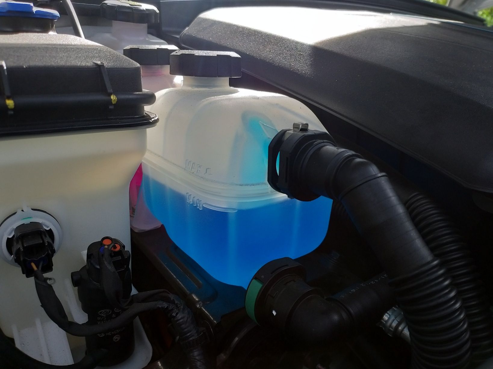 Ternyata rajin cek tabung cadangan air radiator mobil bikin kantong aman