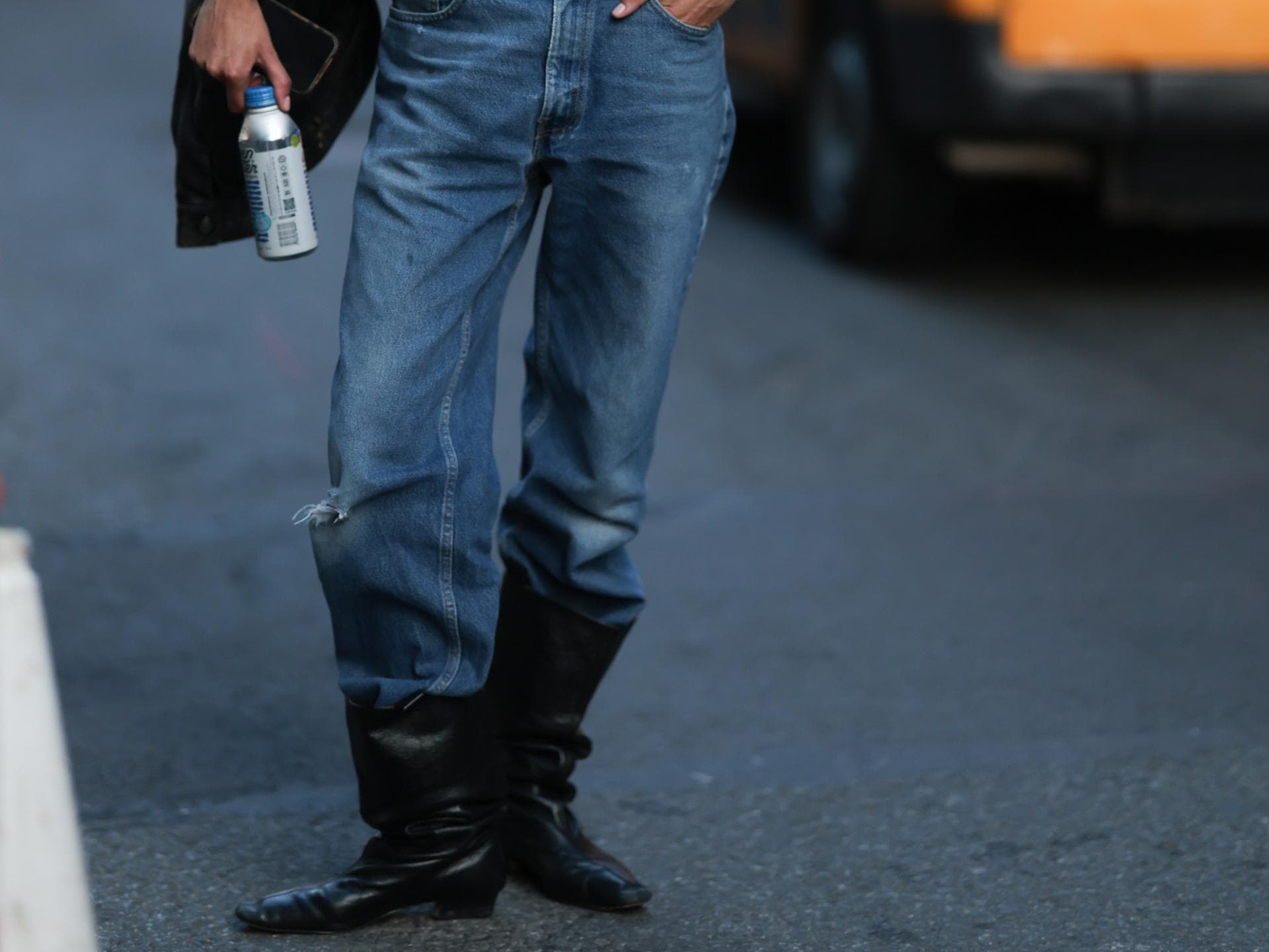 "Boot tucking" ist der Hosen-Stiefel-Trend 2026, den Fashion Girls lieben