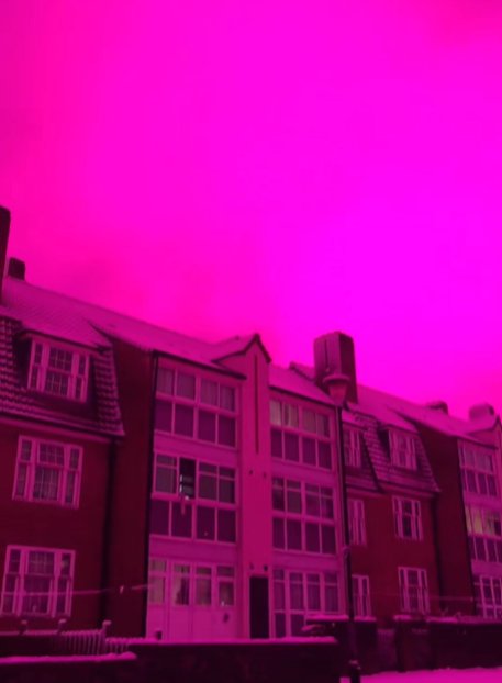 Schnee & Fußball sind schuld: Himmel leuchtet plötzlich knallpink