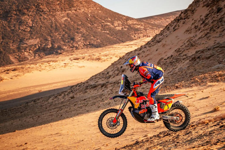 Le Dakar se resserre encore : Roma prend la tête, Loeb dans le dur