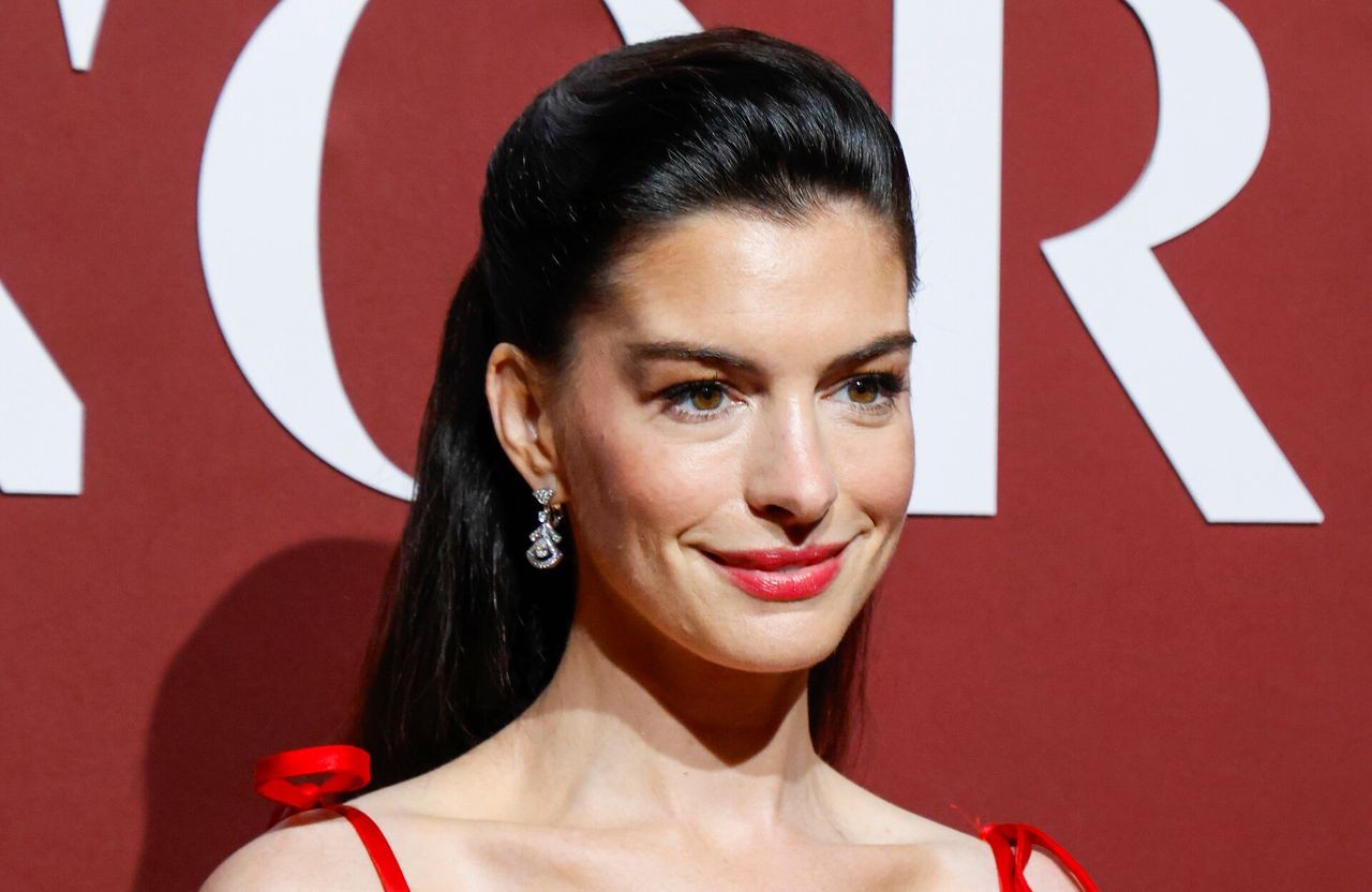 Queue-de-cheval basse et raie sur le côté : Anne Hathaway fait renaître ...