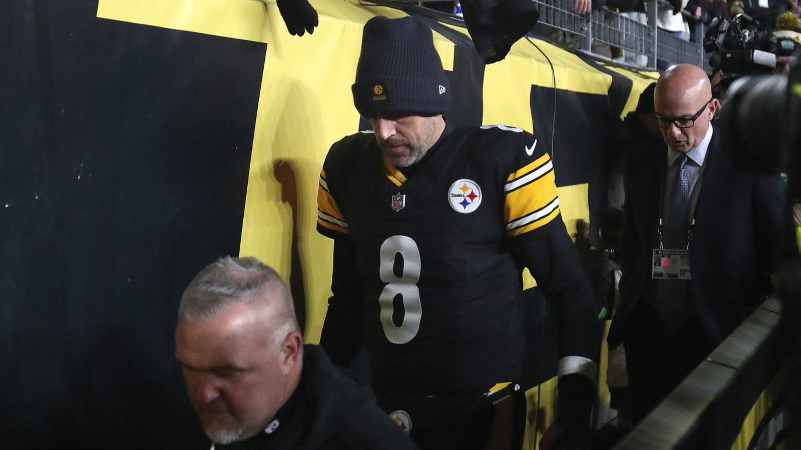 Camera catches Steelers’ Aaron Rodgers going off while talking to ...