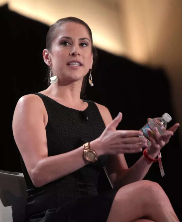 ‘What a loser’: YouTuber Pearl Davis faces online backlash after she ...