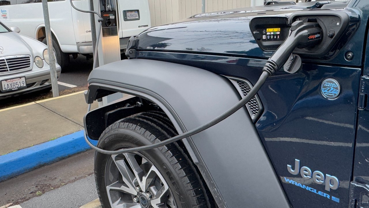 Stellantis ends traditional plug-in hybrid lineup for 2026 model year