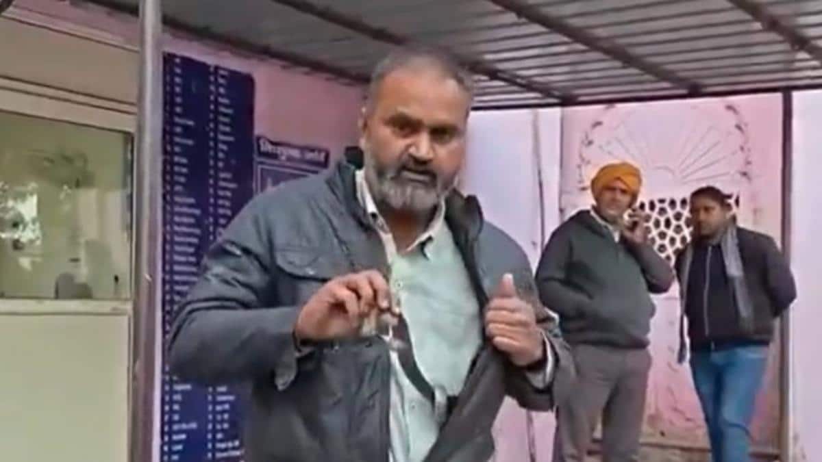 Mathura e-rickshaw driver brings live cobra to hospital after snakebite ...