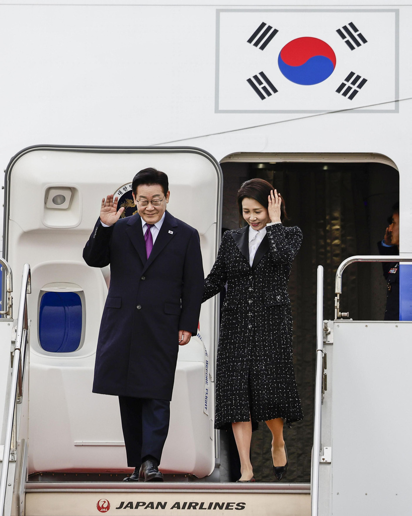Leaders of Japan and South Korea vow to cooperate on economy and ...