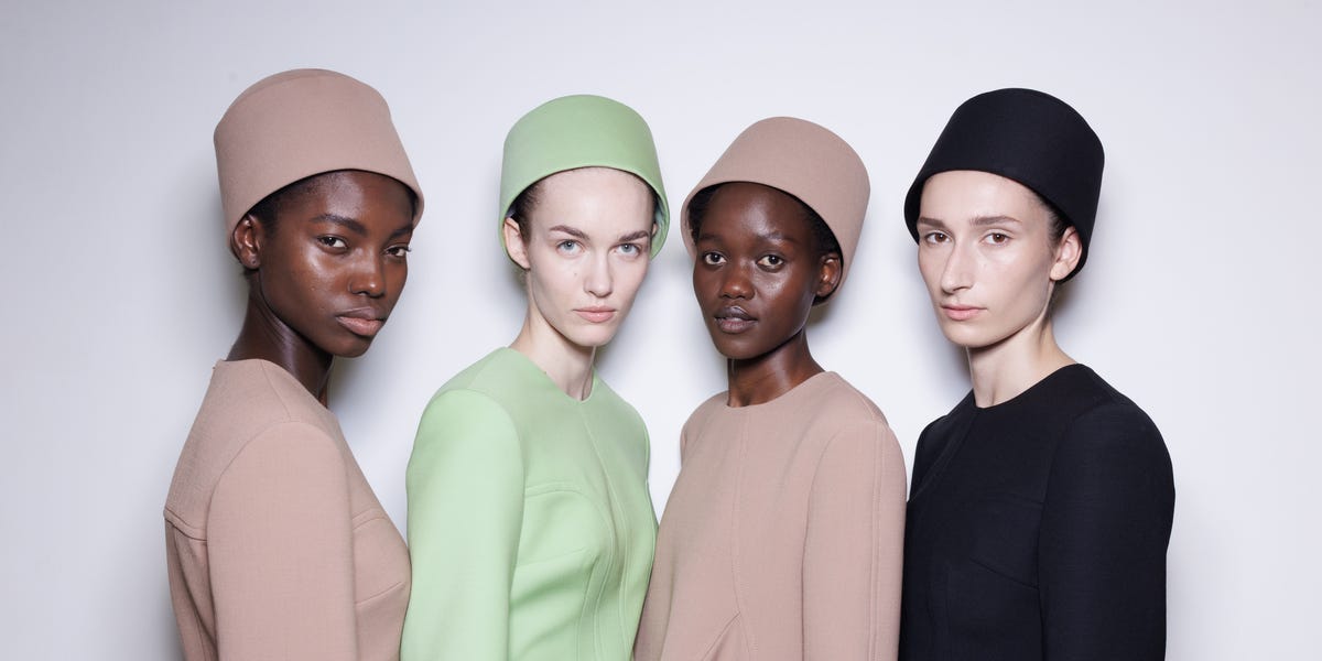 La rivincita del pillbox hat, l'accessorio preferito di Jackie Kennedy ...