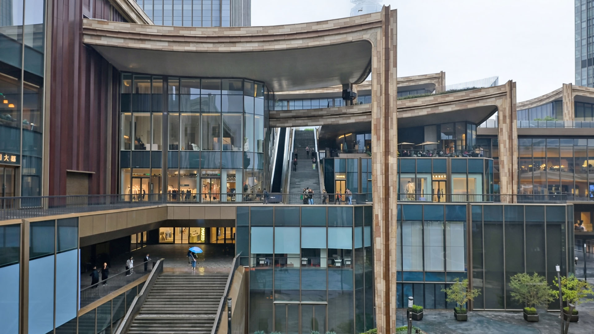 Chengdu, China inaugura shopping aberto com vários níveis