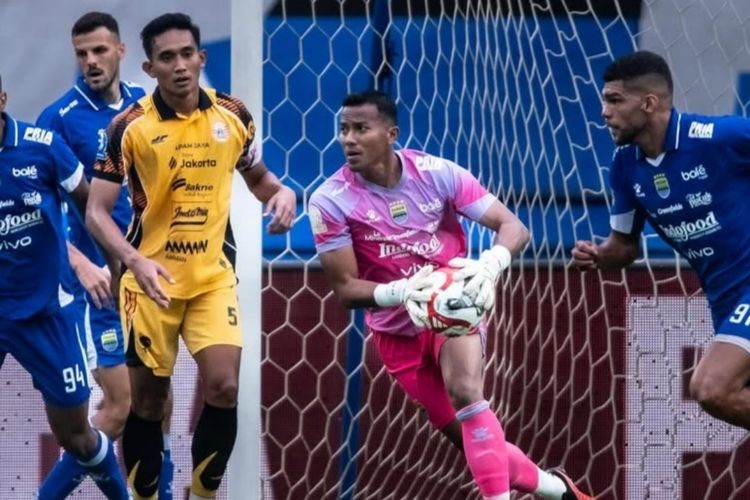 Intip performa kiper Persib Bandung Teja Paku Alam yang sukses buat ...