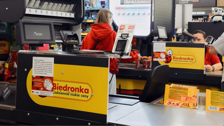 Kasjer w Biedronce zarobi więcej niż urzędnik. Znamy stawki w ...