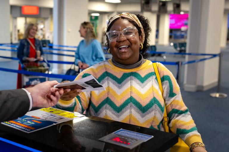 UK passport 3-week warning as holidaymakers could face £222 fee