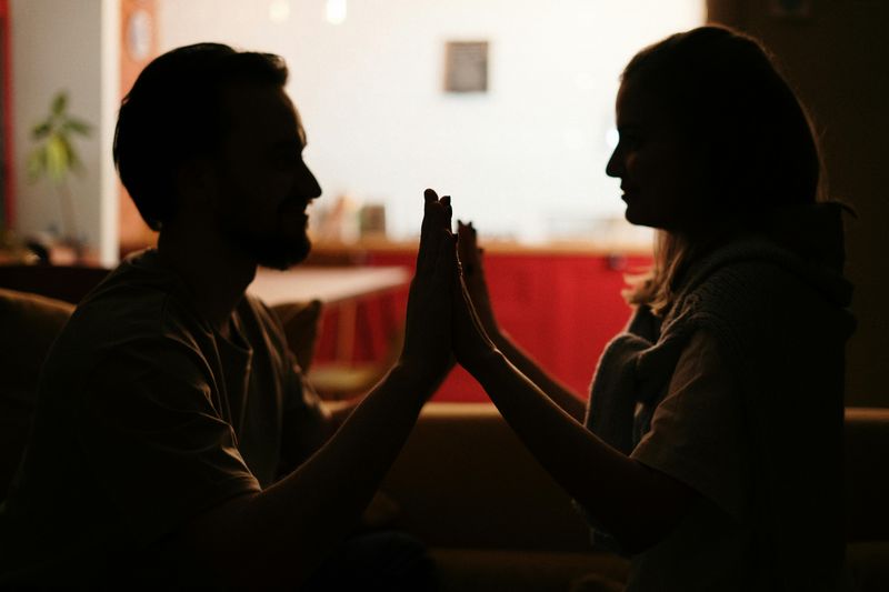 Men who’ve fallen out of love often show these 13 behaviors at home
