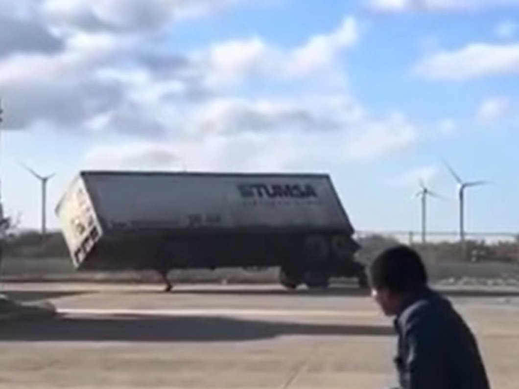 Mexico: Gusts of over 110 km/h knock truck over like a toy