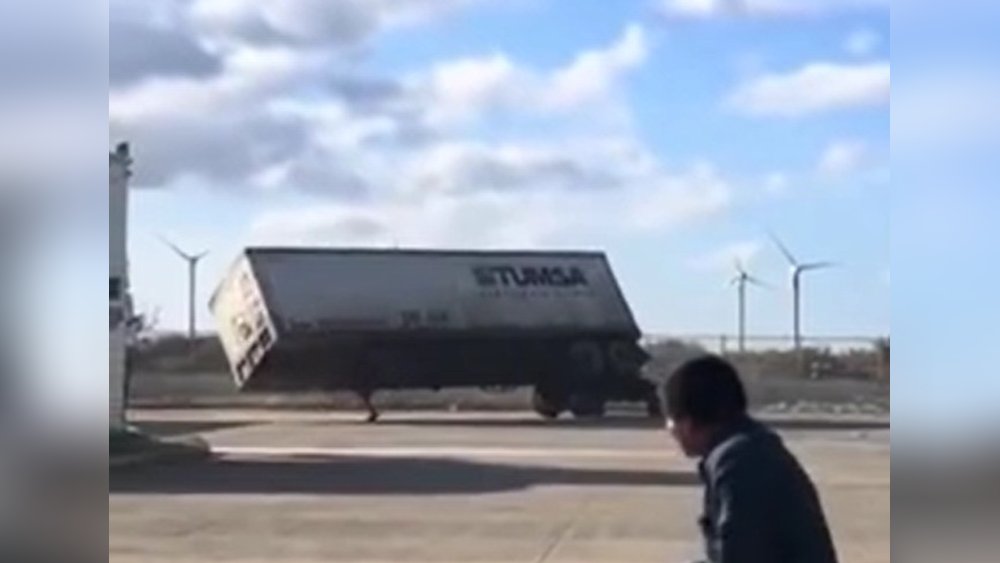 Mexico: Gusts of over 110 km/h knock truck over like a toy