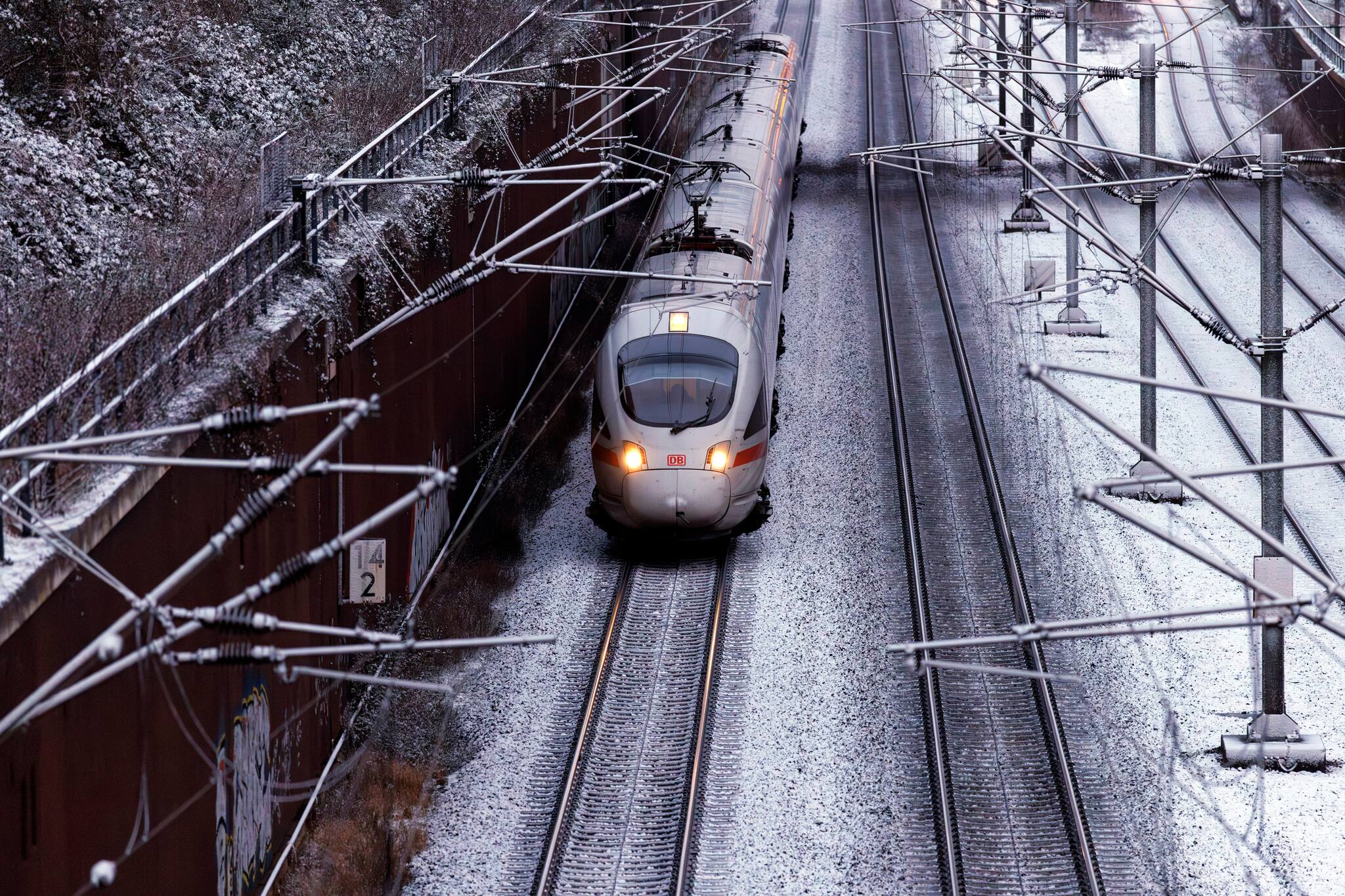 Sechs Stunden im ICE gefangen bei Wustermark: Motorstörung legt ...