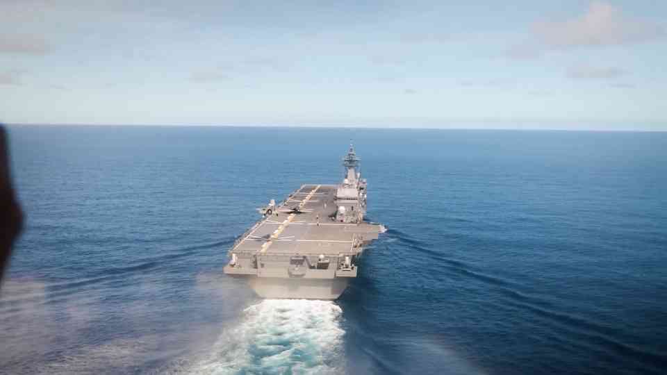 British jet lands on Japanese warship for the first time