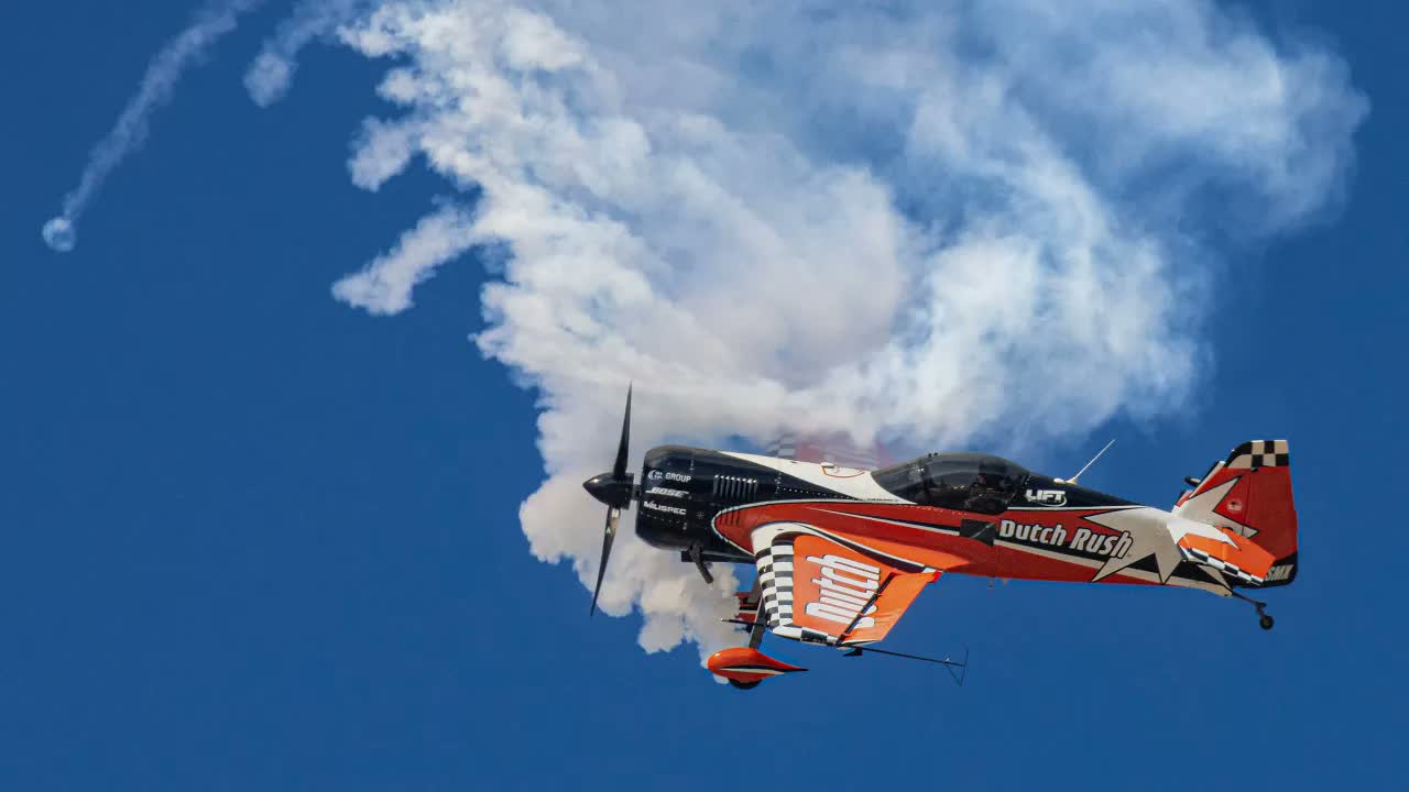 Watch an extreme airshow smoke display