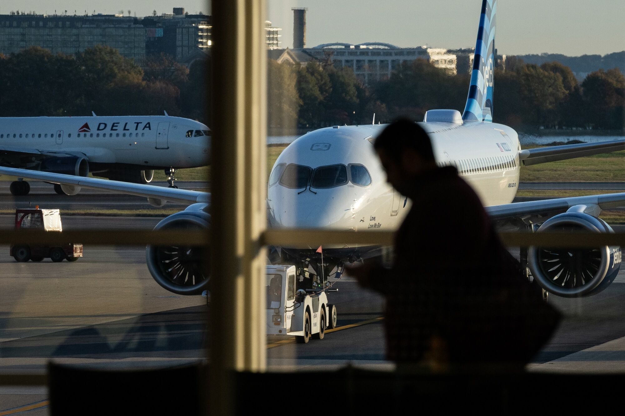 Delta declines on tepid forecast as geopolitics weigh on travel