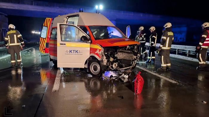 Glatteis sorgt für Unfall: Krankenwagen prallt gegen Leitplanke