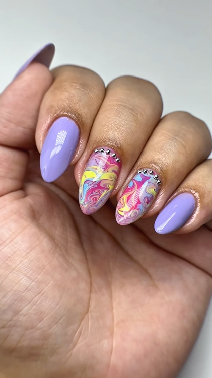 Unhas marmorizadas cheias de cor