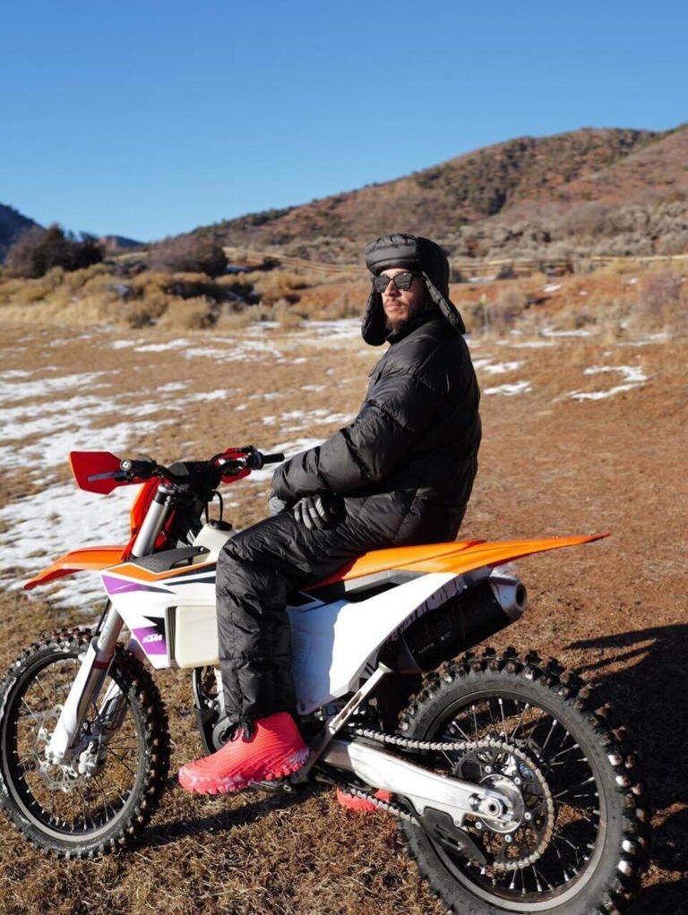 Le foto "scomode" di Hamilton sulla KTM da cross country sparite da ...