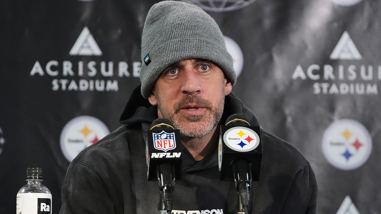 Steelers' Aaron Rodgers walks out of press conference after defending ...