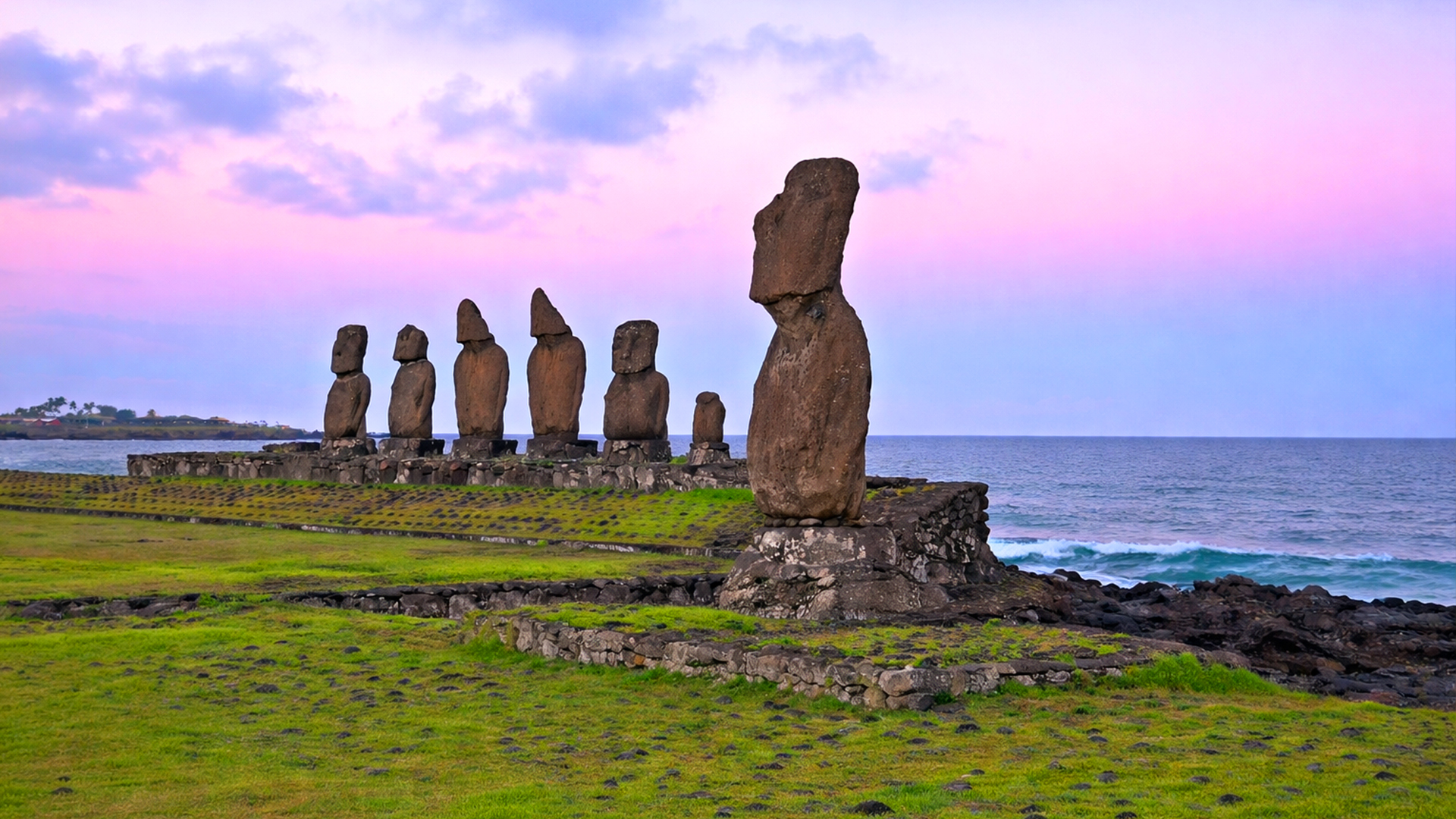 Estátuas moai de frente para o Oceano Pacífico