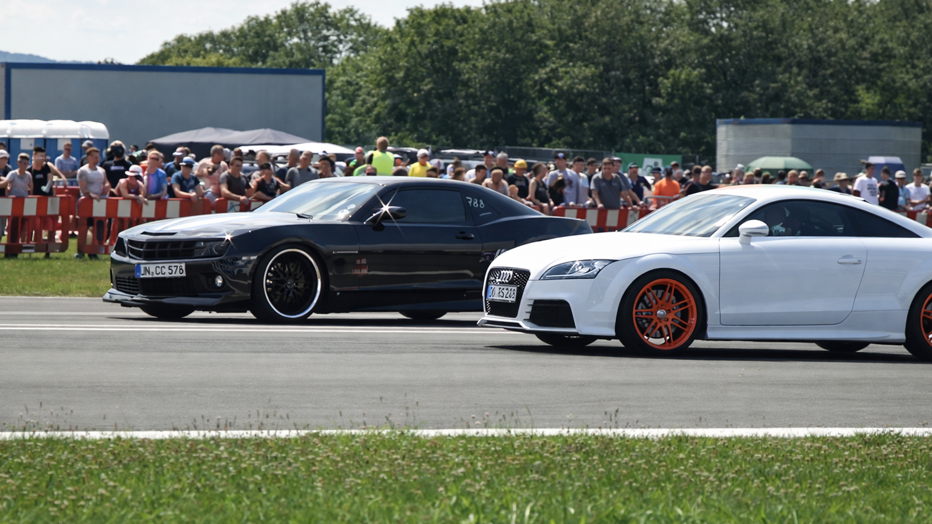 Audi TT RS vs Chevrolet Camaro quarter mile race