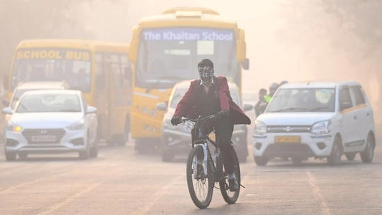 Delhi-NCR shivers amid cold wave as temperature dips to 3.3 degrees ...