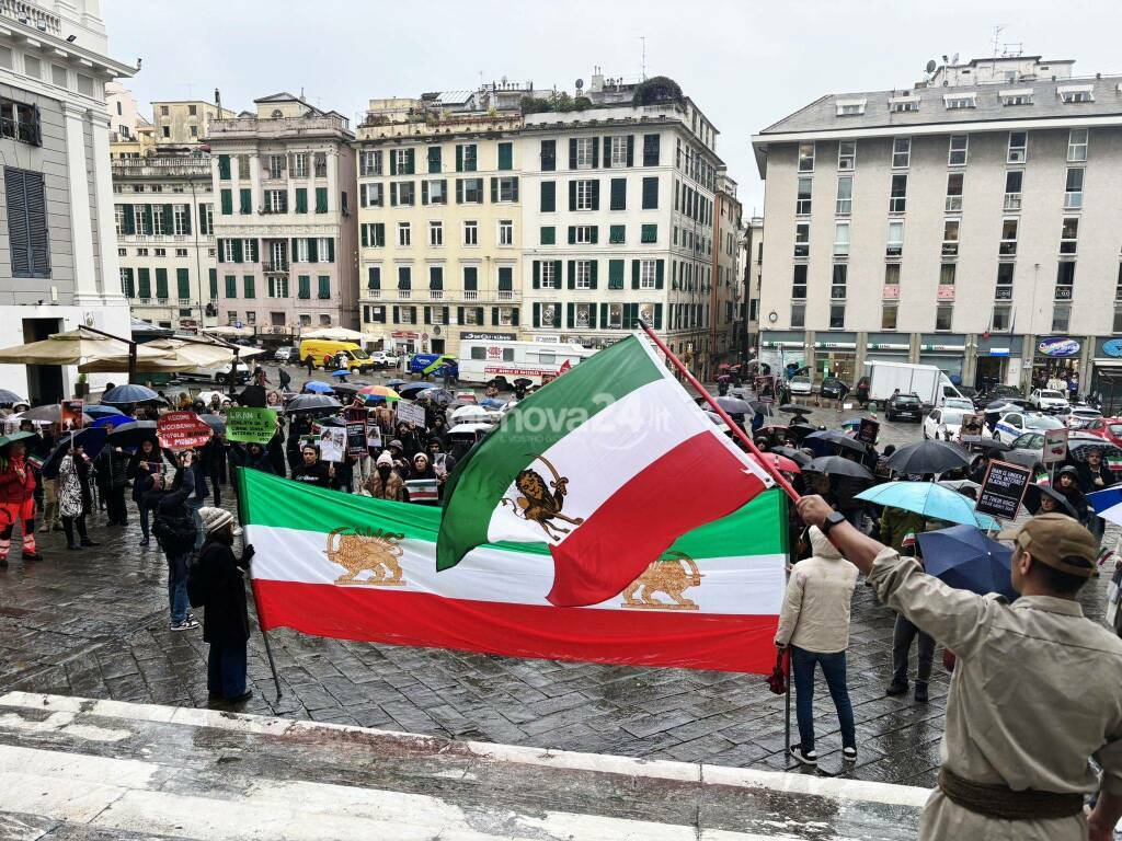 “Abbasso il dittatore”, a Genova bandiere e cori in piazza contro il ...